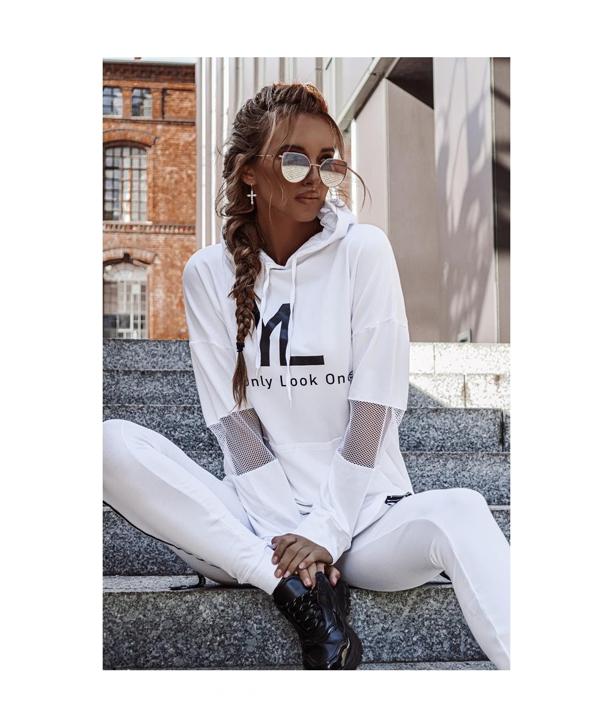 Biała luźna bluza damska – You Only Look Once marka YOLO LOOK